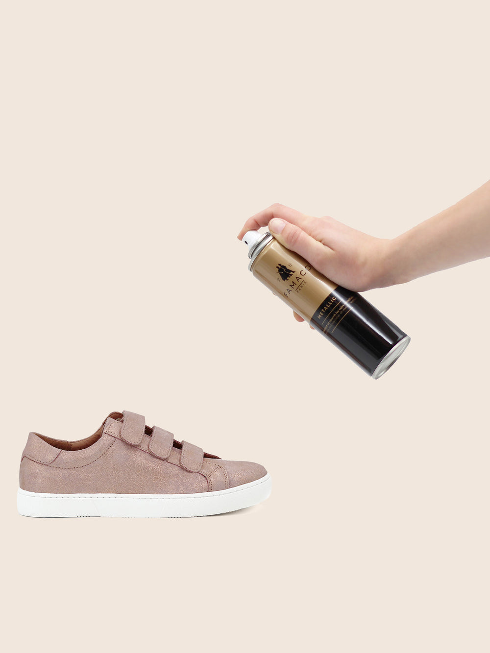 Renovator spray for metallic leathers